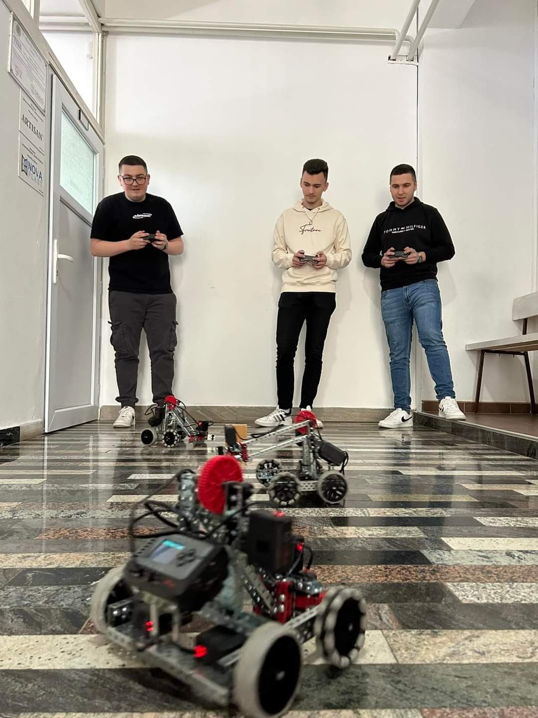 Naši elektrotehničari računarstva su konstruisali robota i programirali ...